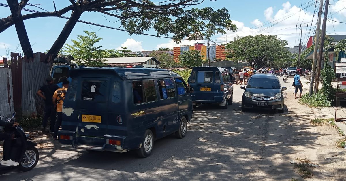 Supir Angkot Rusak Papan Billboard Kantor Maxim - Sorongraya.co