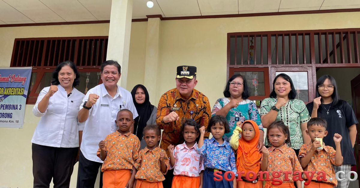 Pj Wali Kota Bagikan Paket Makanan Bergizi Kepada Siswa- Siswi ...